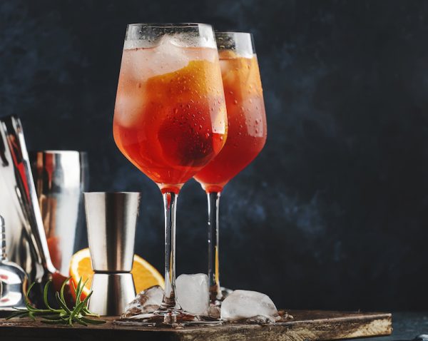 Spritziger Sundowner-Hit mit köstlicher Snack-Idee