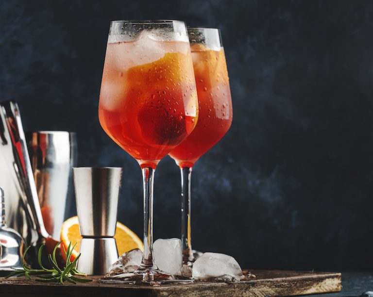 Spritziger Sundowner-Hit mit köstlicher Snack-Idee