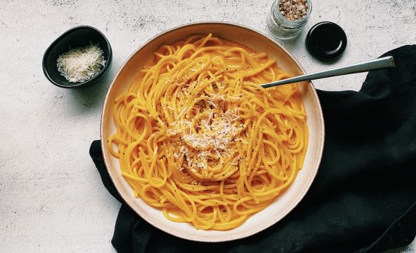 Saftiger Apfelmus-Gugelhupf